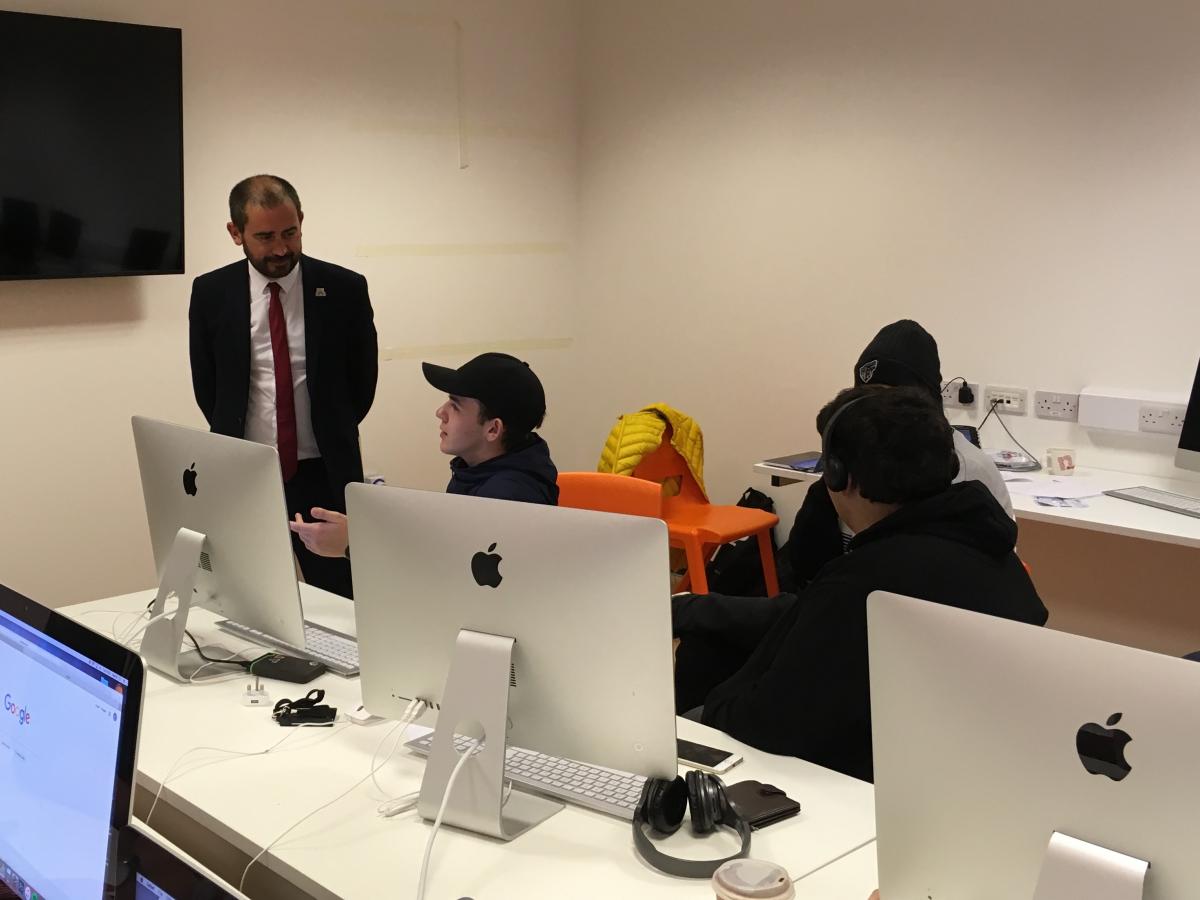 Deputy Mayor Craig Cheney chats with boomsatsuma students - The Bottle ...